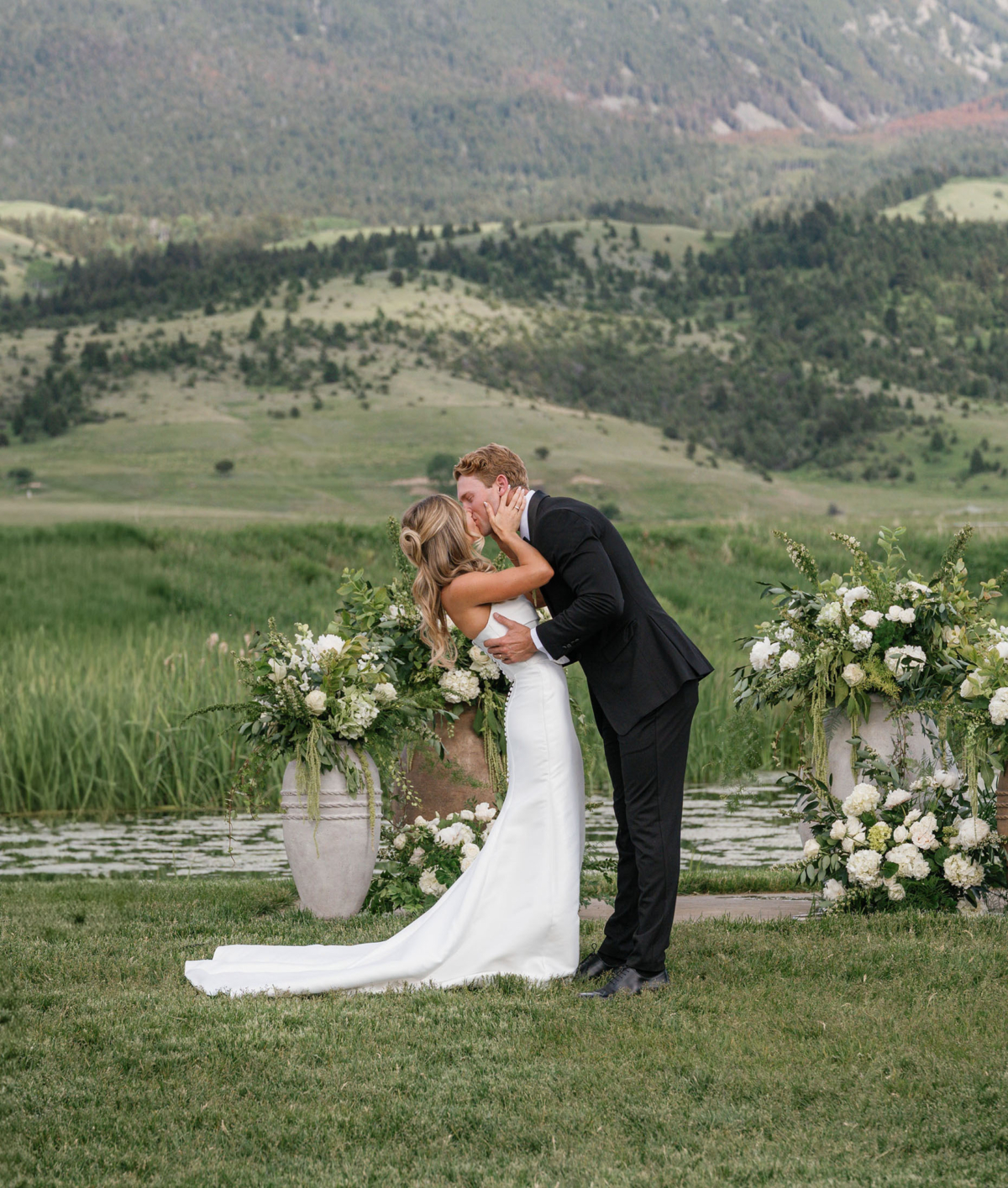 22 stunning white wedding bouquets for your 2025 wedding - Magnolia Rouge